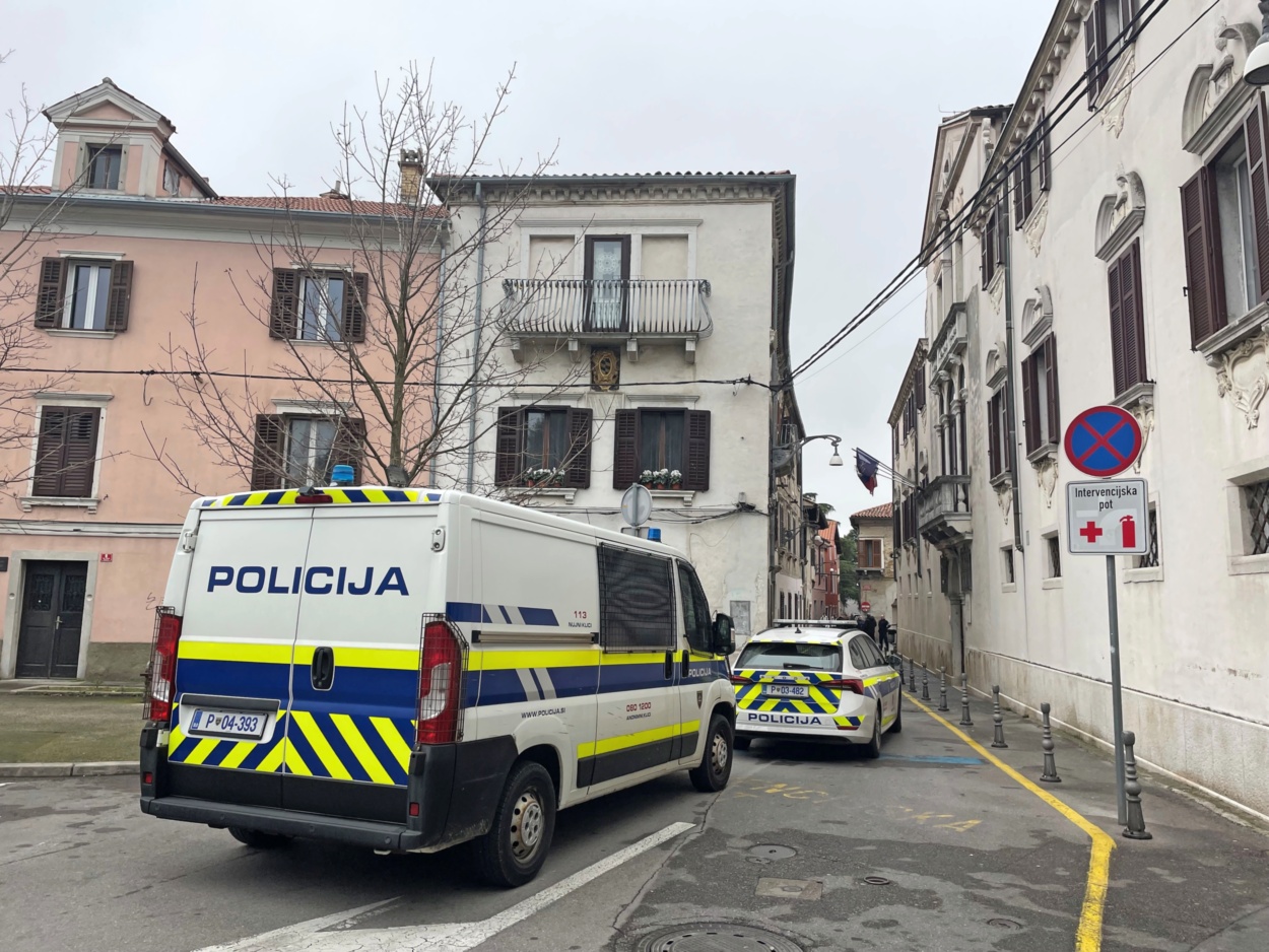 Koper: slišala je klice na pomoč, policisti so moška opozorili - Primorske novice