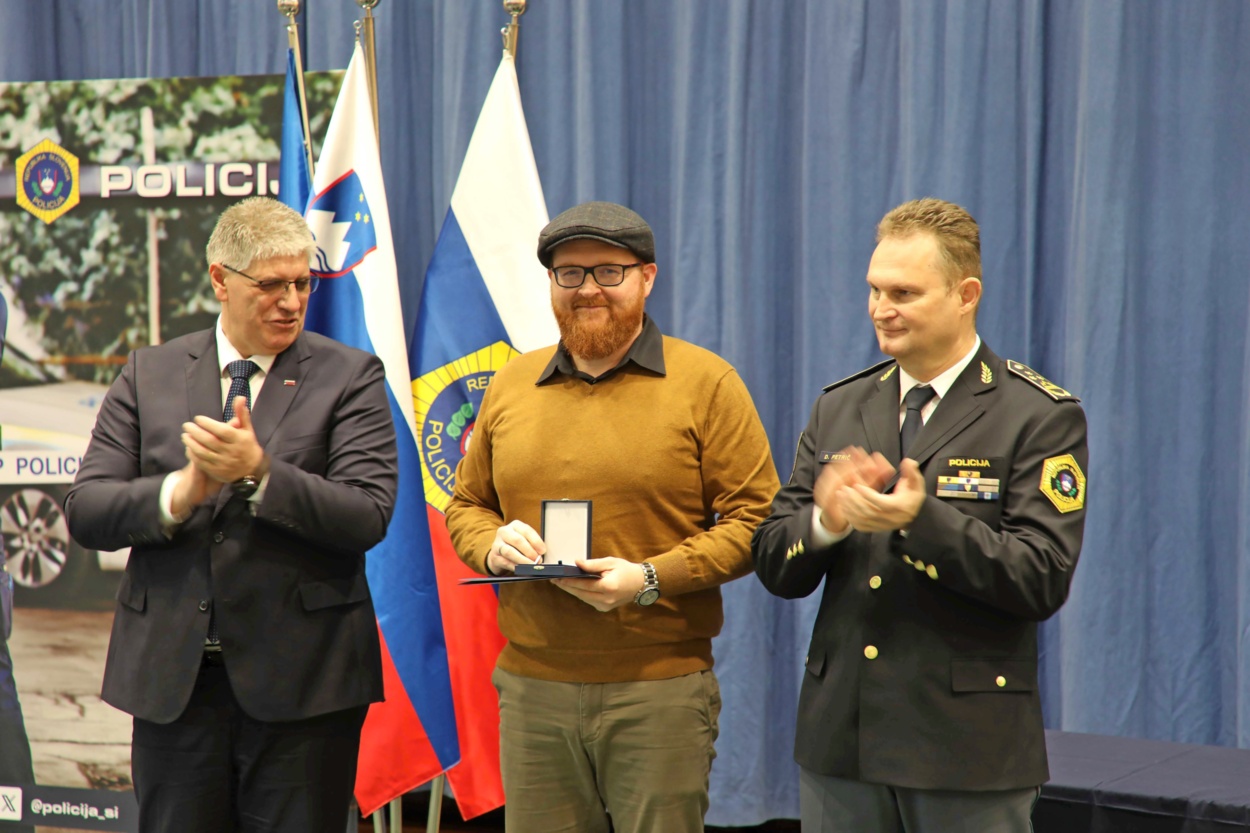 Na prejem medalje je Daniel Zelger povabil tudi rešeno gospo in njenega ...