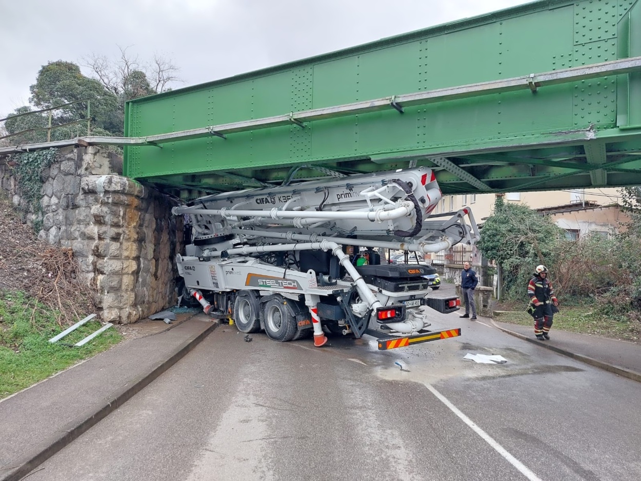 Voznik zagozdenega tovornjaka v Solkanu ni bil pod vplivom drog (FOTO ...