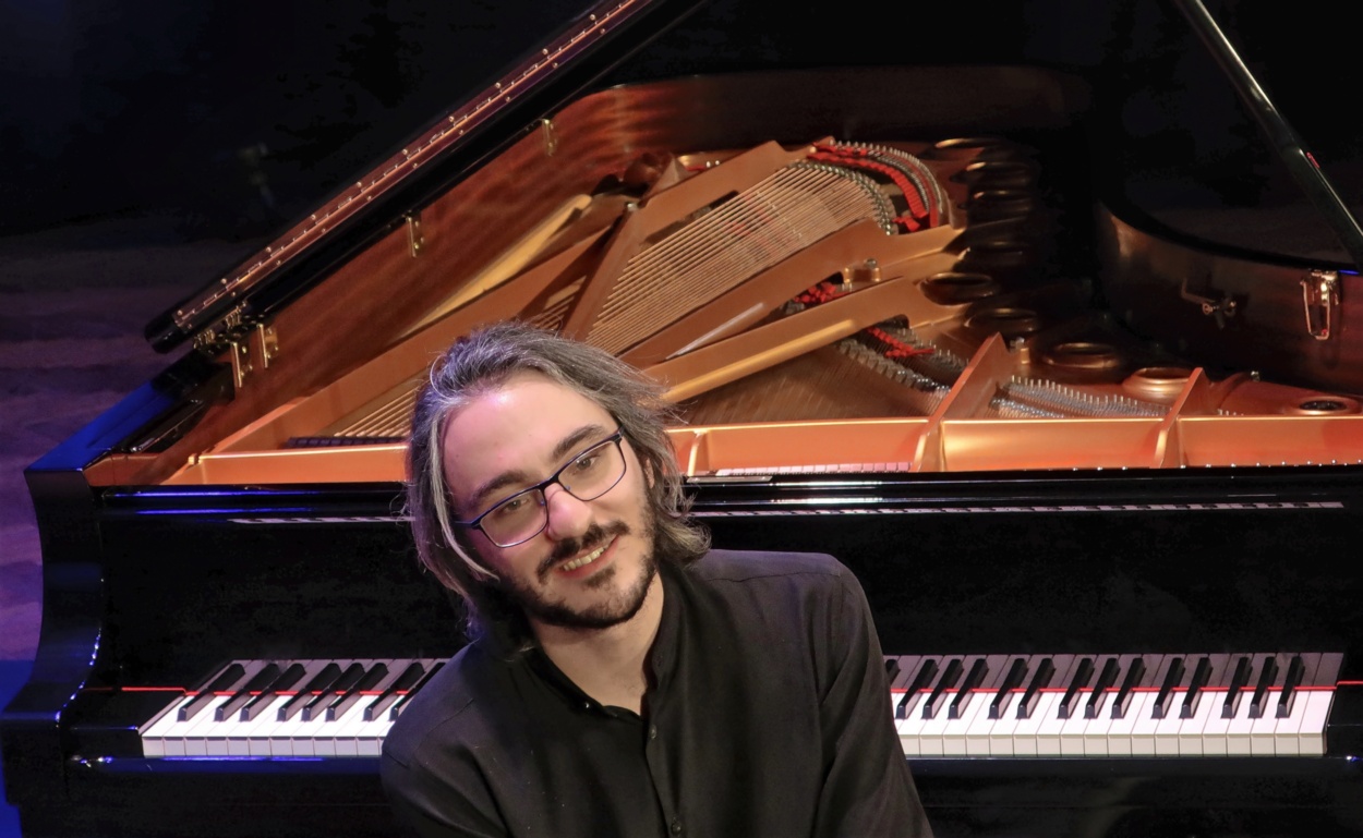 Alexander Gadjiev v ponedeljek spet doma, na odru Kulturnega doma ...