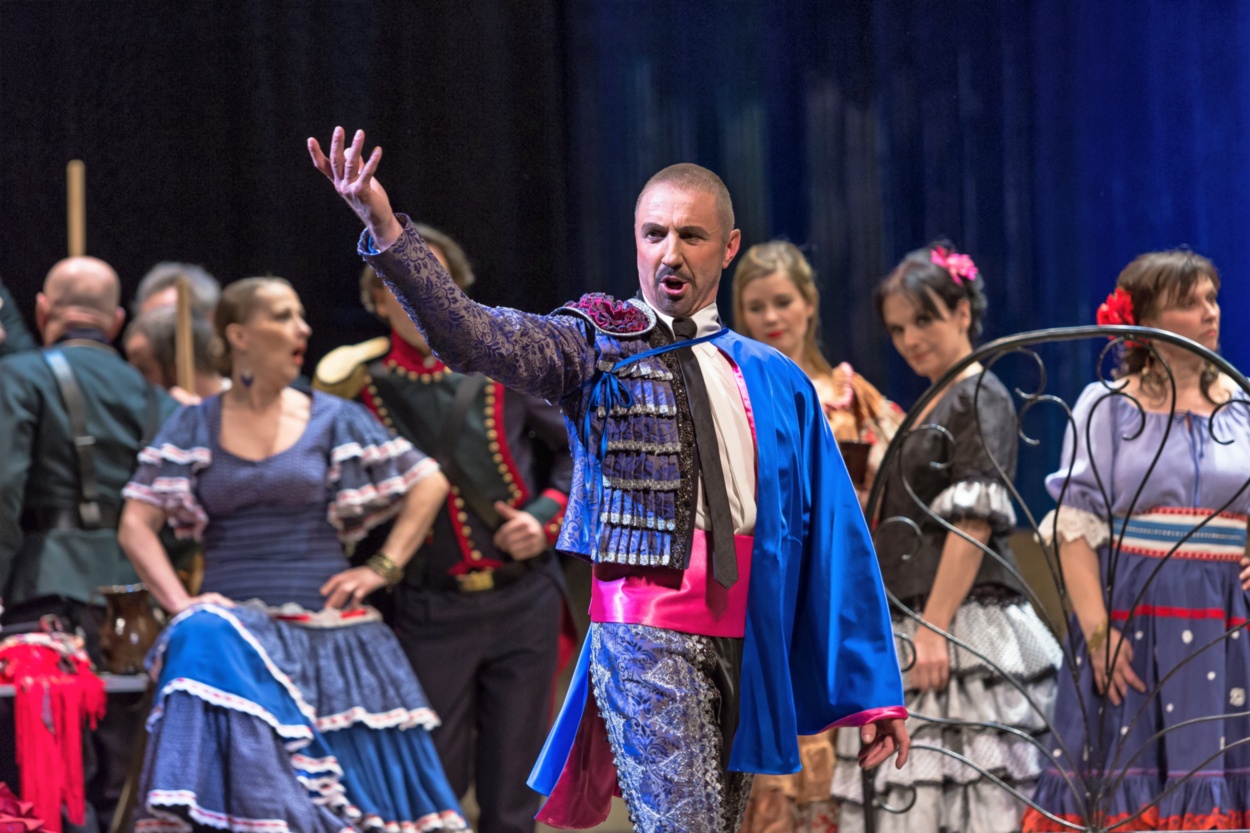 Žlahtni bariton ga je iz mizarske delavnice peljal na operne odre ...