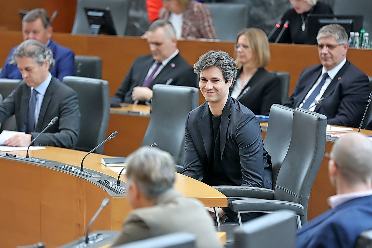 Mesec: Predlog za progresivni obvezni zdravstveni prispevek ni dokončen ...