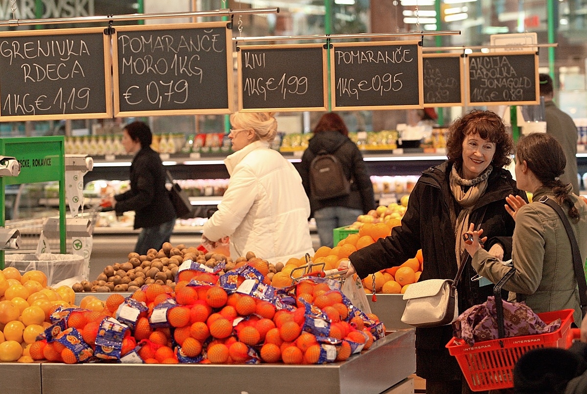 Ali se cena izdelka pri istem trgovcu razlikuje glede na lokacijo ...