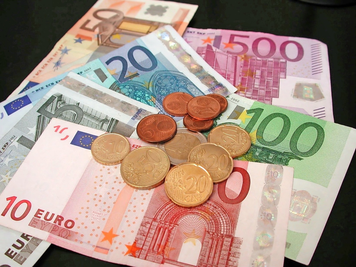 O vpisu uporabe gotovine v ustavo še strokovna skupina - Primorske novice