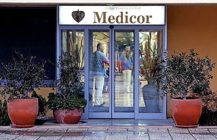 Izolska bolnišnica z javnimi milijoni pomaga tudi zasebnemu Medicorju ...