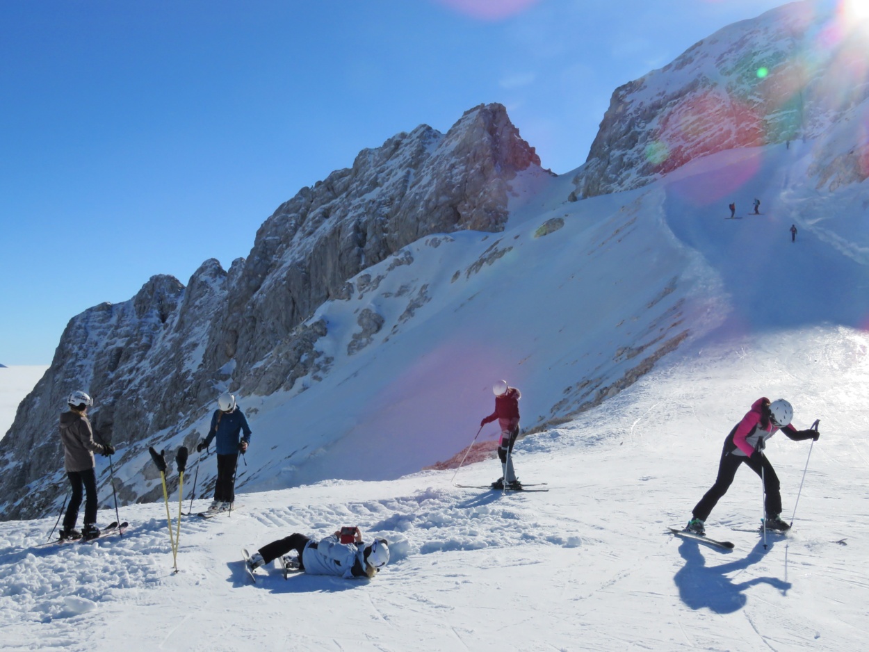 Na Kaninu tri metre snega, v dolini turistična tema, svetnikom se ...