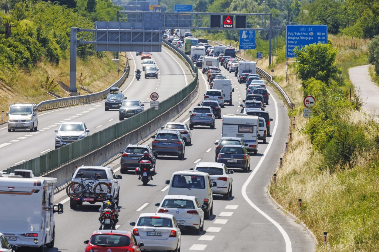 Na cestah več zastojev - Primorske novice