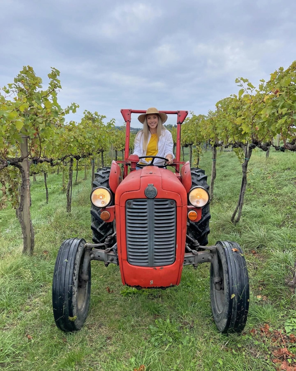 Ana Bucik sede tudi na traktor - Primorske novice