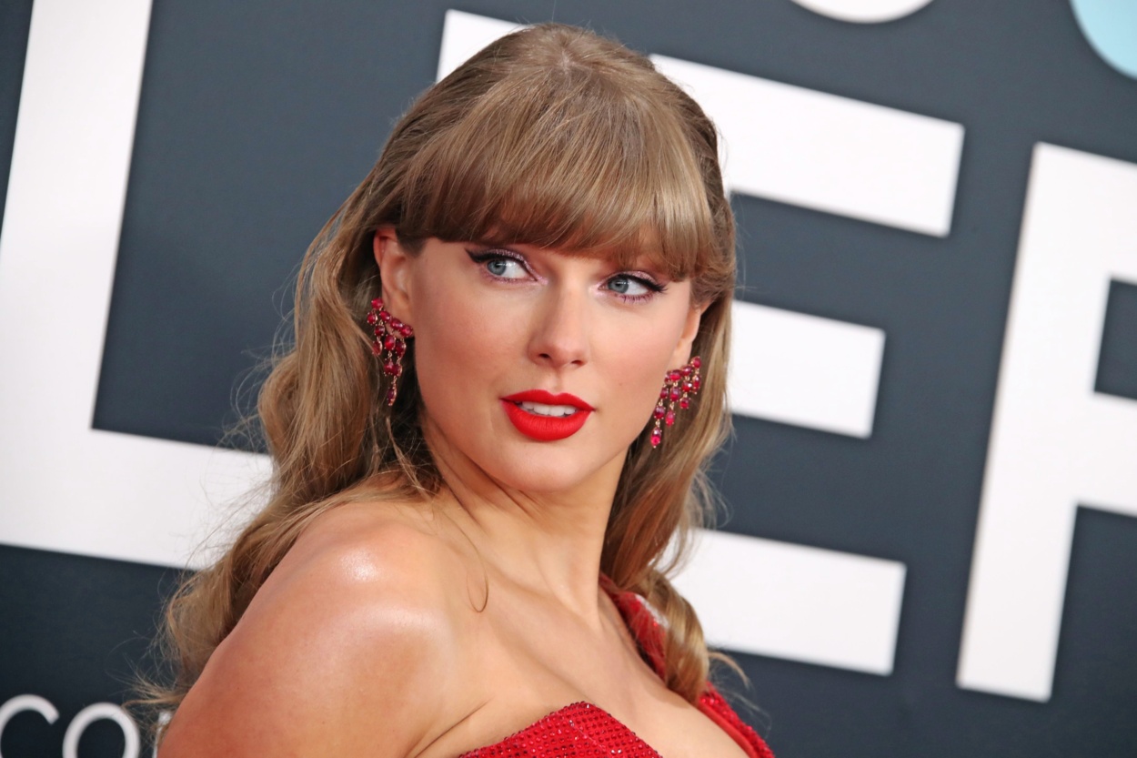 Taylor Swift že petič izvajalka leta - Primorske novice