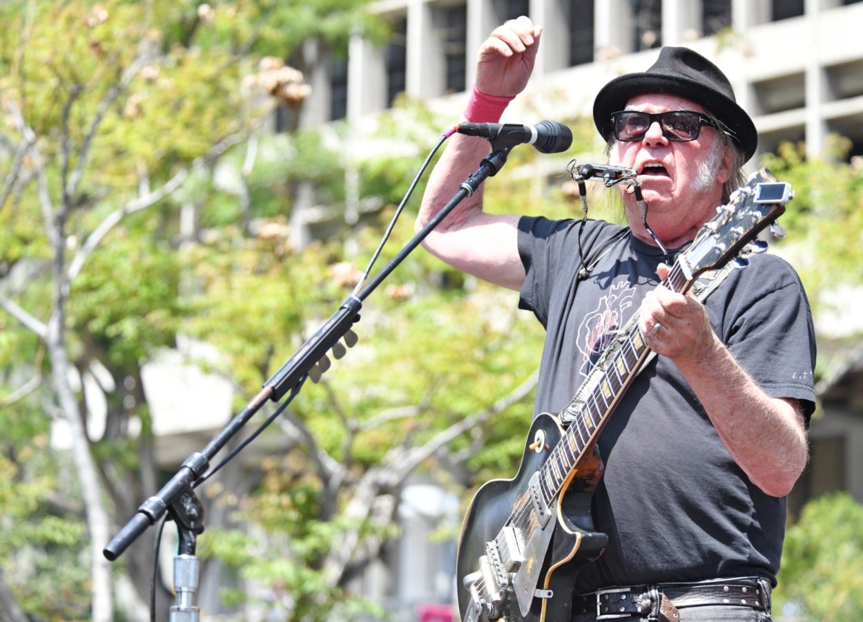 V kinih za en dan in nato še na Netflixu osebni dokumentarec o Neilu ...