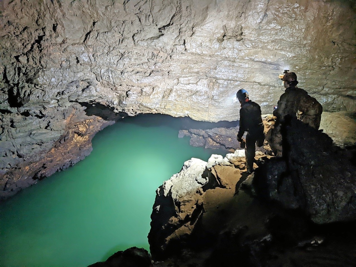 Tržaški jamarji po 23 letih izkopavanj naleteli na podzemni tok reke ...