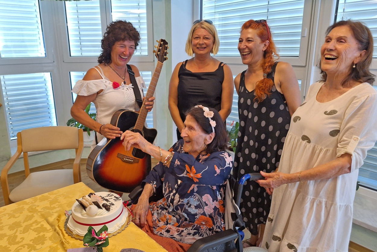 Legendarna menedžerka skupine Kameleoni Olga Ogrin je praznovala že 104 ...