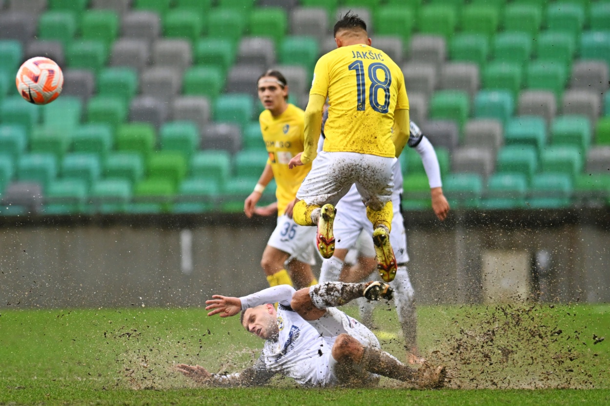 V zadnjem jesenskem krogu so bila igrišča načeta, tudi tisto v Stožicah ...
