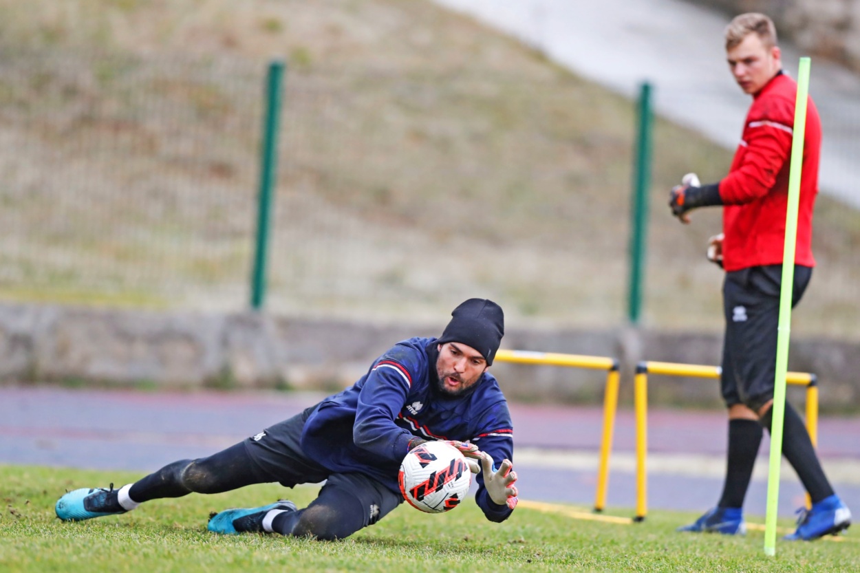 Vsaj z vratarji v Sežani ta čas nimajo težav. Jan Koprivec (z žogo ...