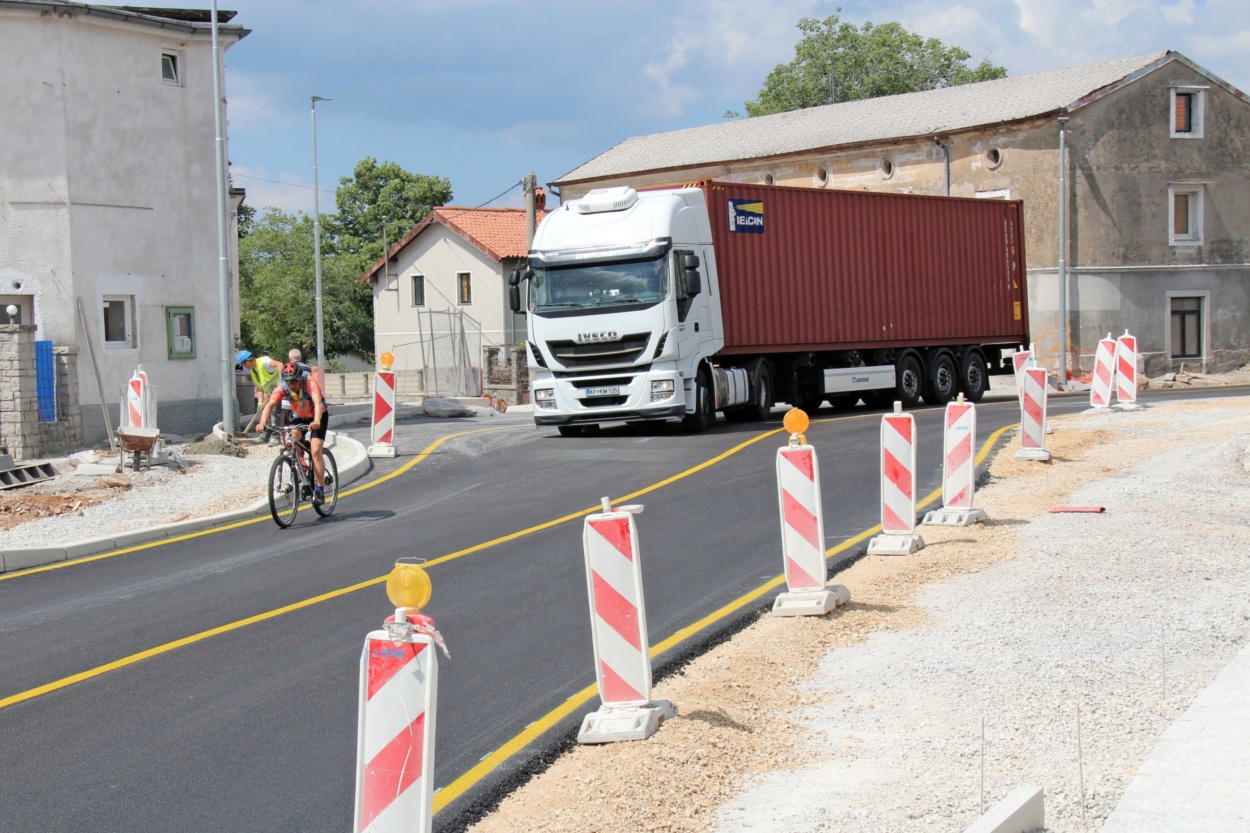 Nevzdržno stanje ob cesti Kozina-Starod: za začetek poostren nadzor ...